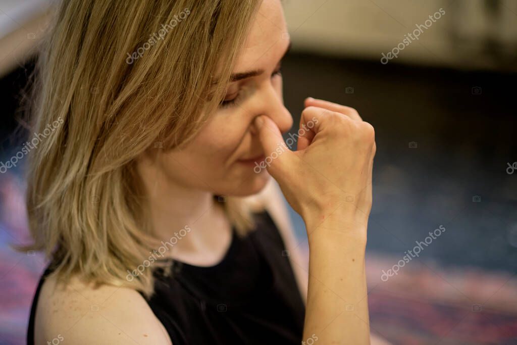 Respirando con un cambio de fosa nasal. mujer de mediana edad haciendo ...