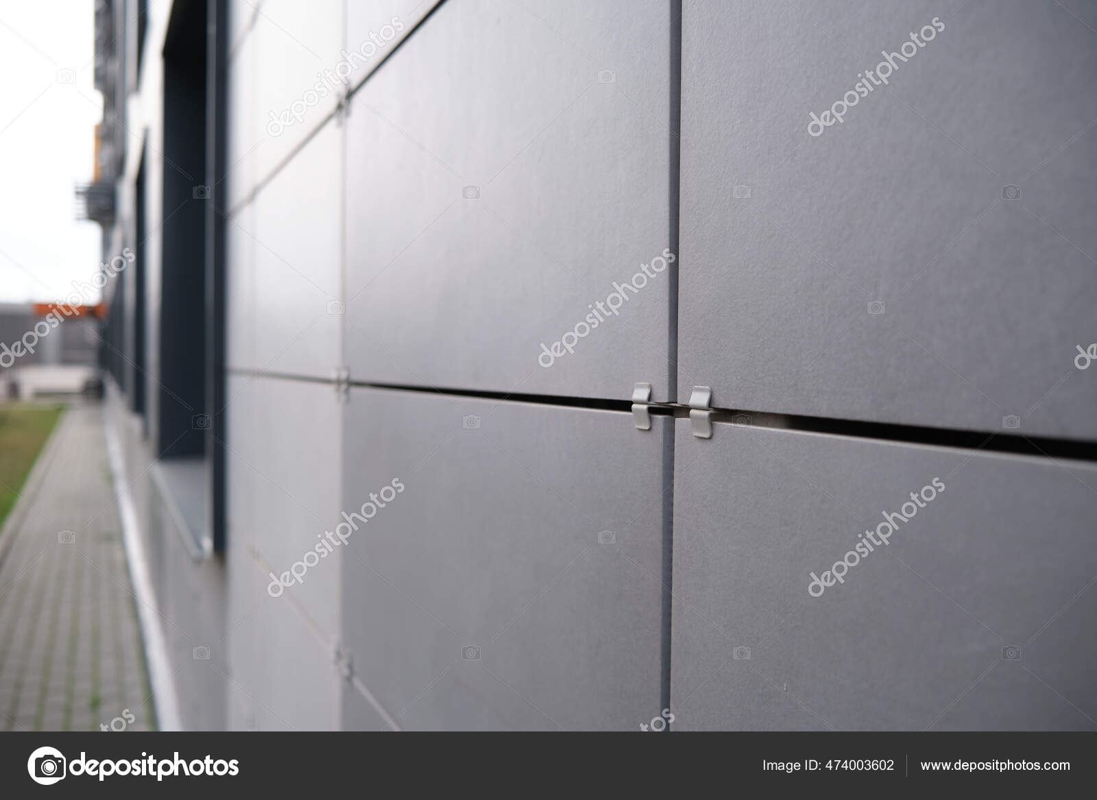 Pared de edificio de oficinas hecho de placas de metal con ventanas ...