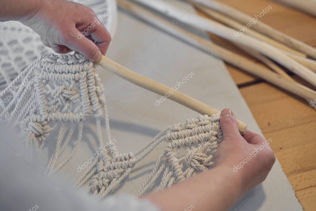 mujer que trabaja en la decoración de macramé personalizado con ...