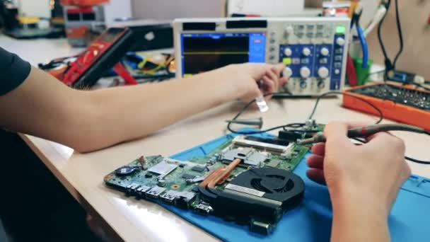 Worker testing laptop motherboard using oscilloscope — Stock Video ...