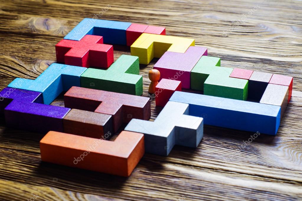 Laberinto de bloques de madera de colores, tetris. 2023 Laberinto de bloques de madera de colores, tetris. 2023