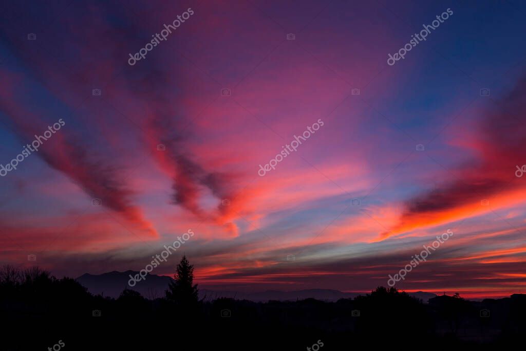 Los intensos colores del amanecer. Las nubes de colores cruzan el cielo ...