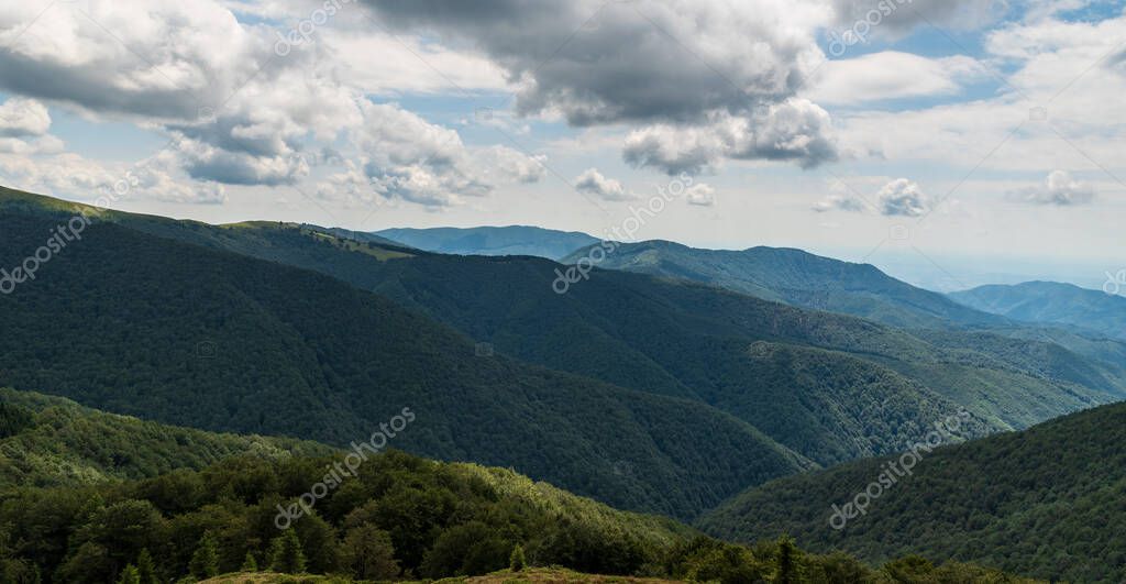 Montañas de los Cárpatos salvajes en Rumania cubiertas por bosques ...