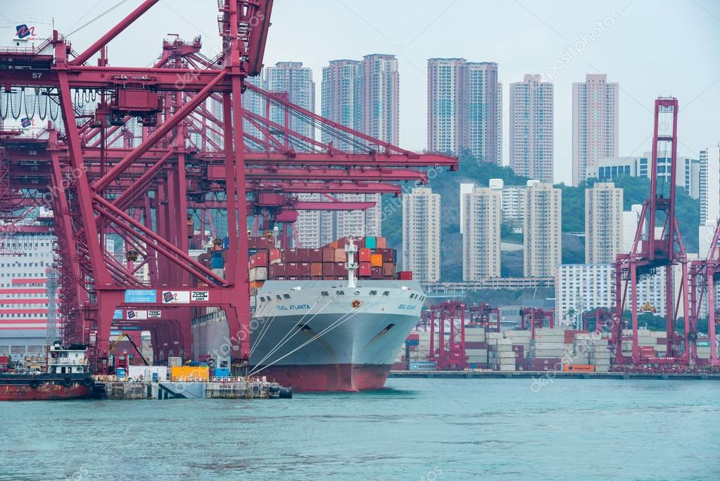 HONG KONG-MAY 10,2016: El contenedor se carga / descarga en Kwai Tsing ...
