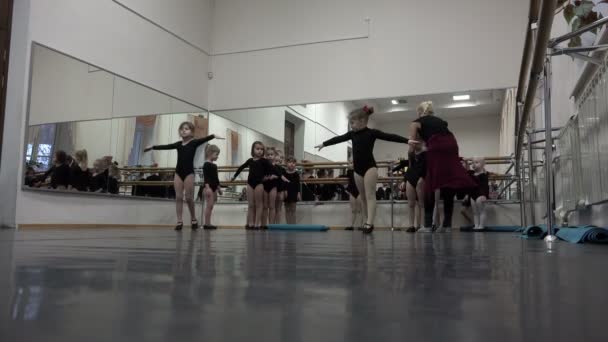 24 Young girls splits Stock Videos, 4K & HD Footage | Depositphotos