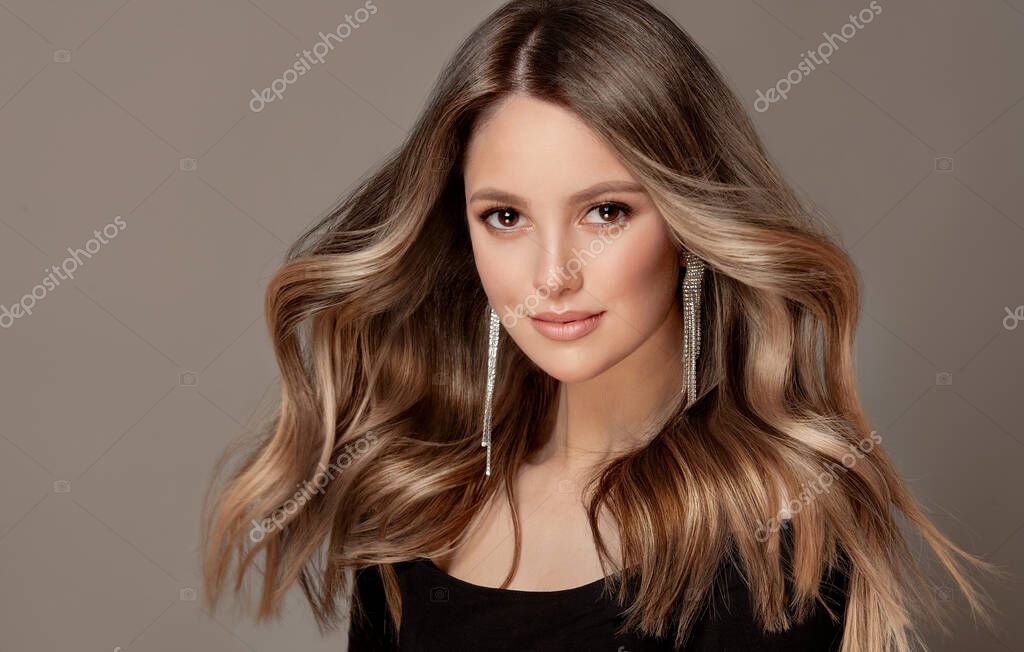 Chica de belleza con el pelo largo y brillante ondulado, coloración y tonificación, shatush y ...