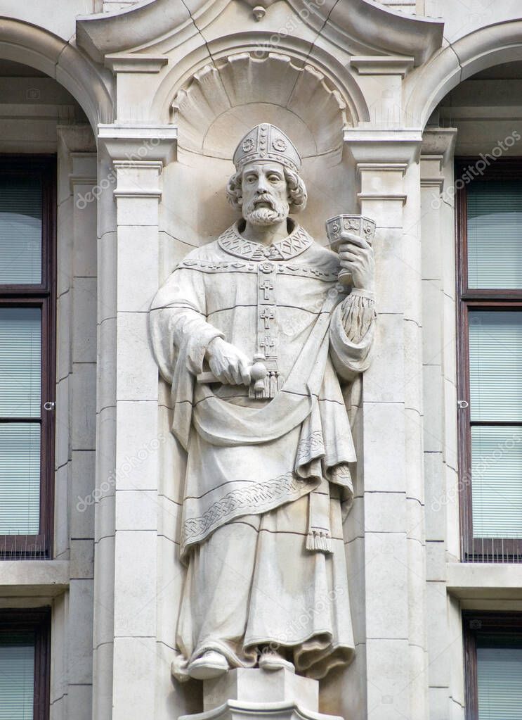 Estatua de Saint Dunstan en la fachada del Victoria and Albert Museum ...