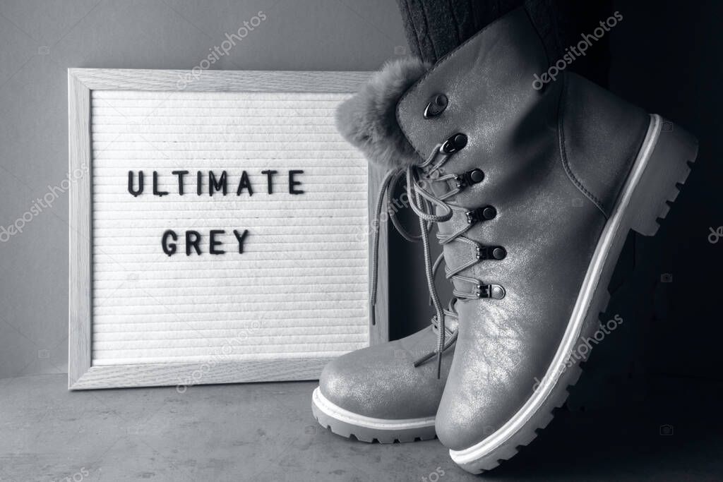 botas de moda gris última moda de moda con tablero de letras que ...
