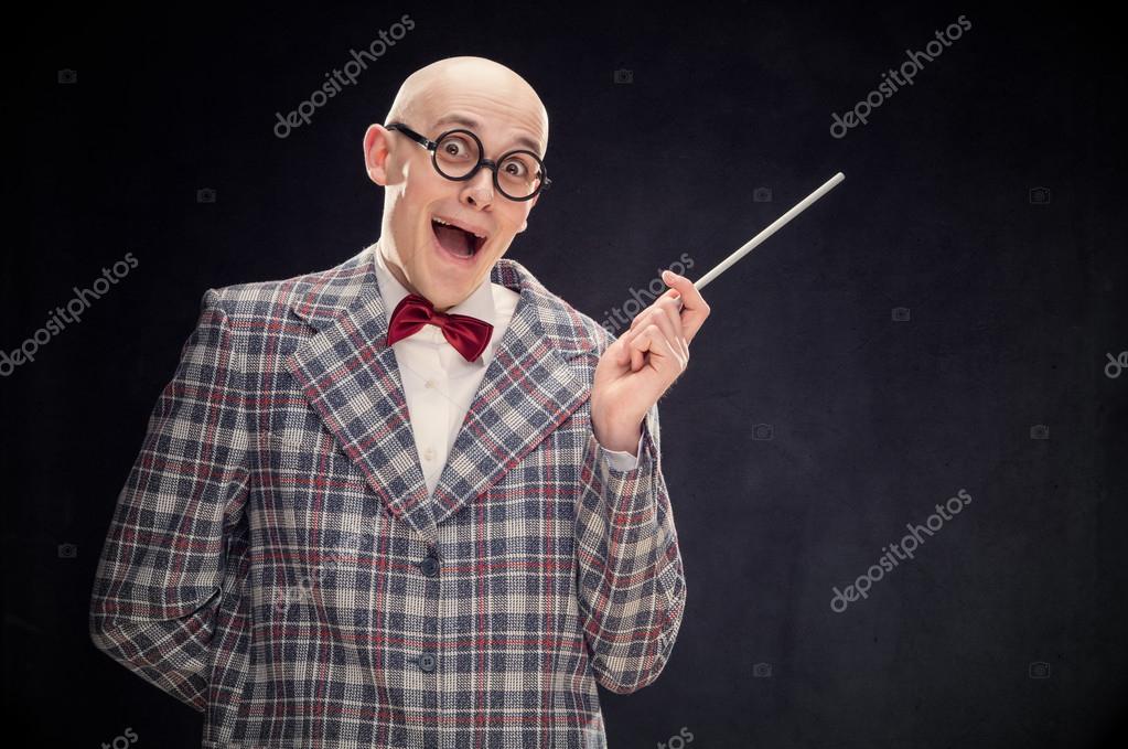 Calvo profesor o profesor caucásico con lazo y gafas palo de punto de ...