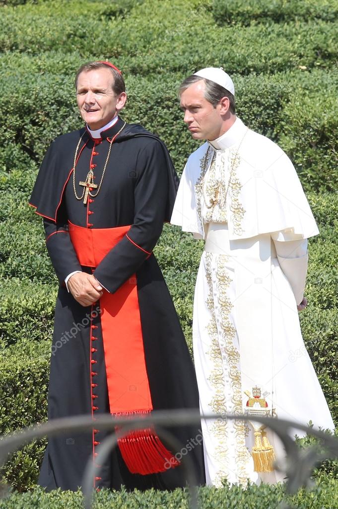 Jude Law e Sebastian Roche sul set di "The young pope" – Stock ...