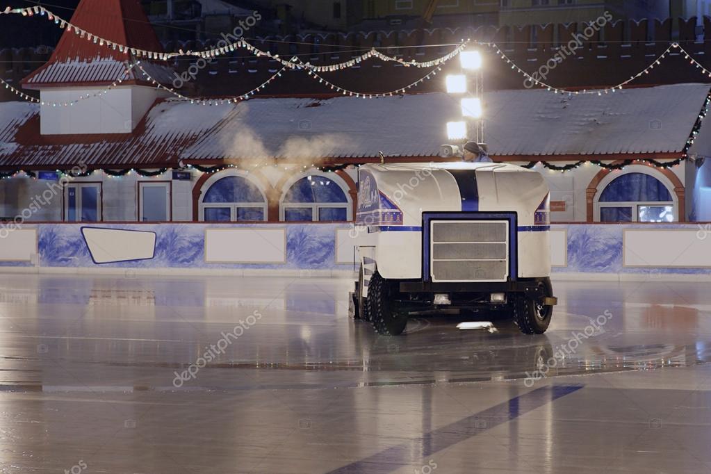 Ice machine working on the ice rink Red Square — Stock Photo © iProkop ...