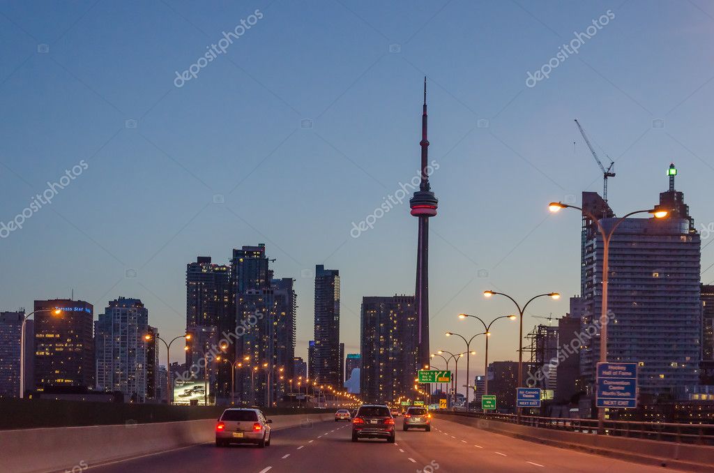 Toronto highway at night with cars, ON — Stock Editorial Photo © Junot ...