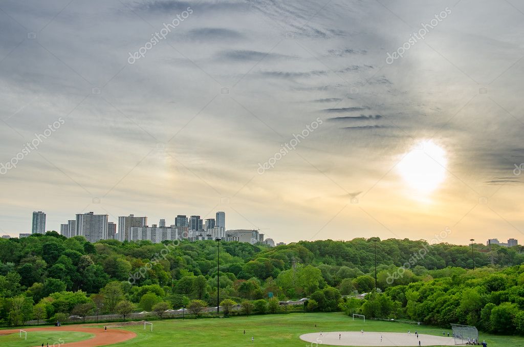Skyline de Toronto, Canadá, con puesta de sol en la primavera desde ...