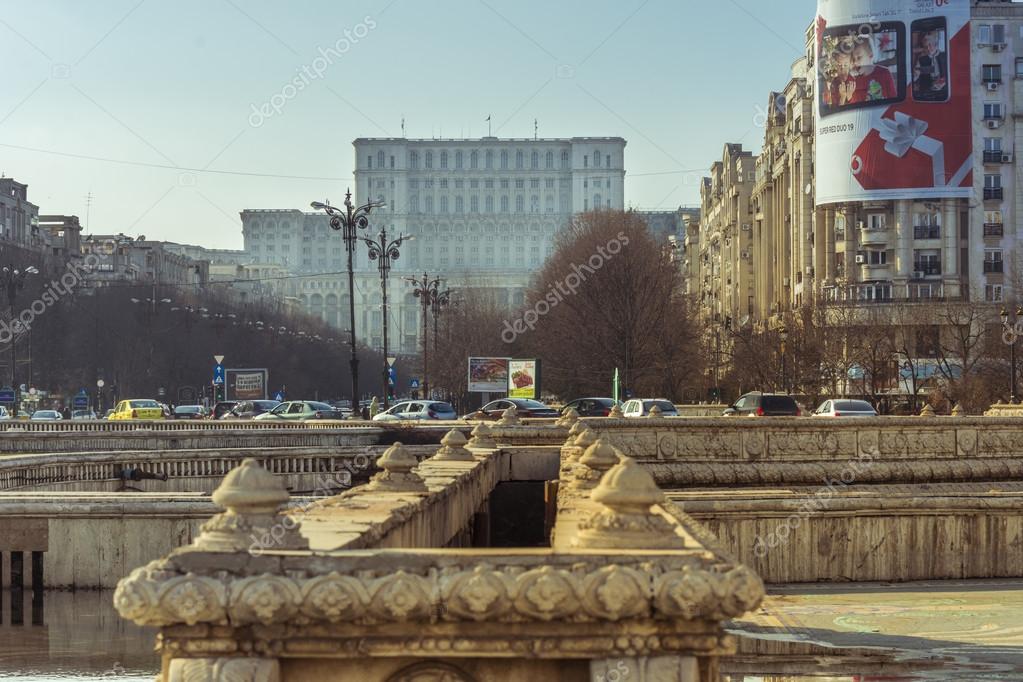 Centro de Bucarest Plaza Unirii con el Palacio del Parlamento i 2022