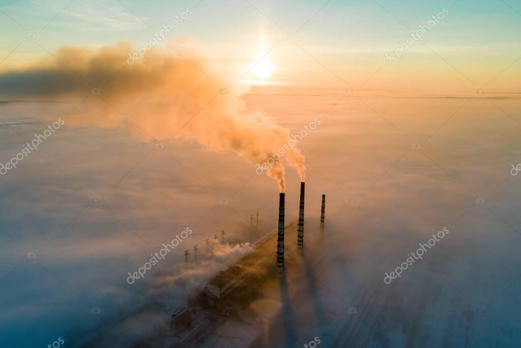 Vista aérea de las altas tuberías de las centrales eléctricas de carbón ...
