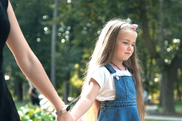 Jeune Maman Fille Fille Ensemble L'extérieur image libre de droit par ...