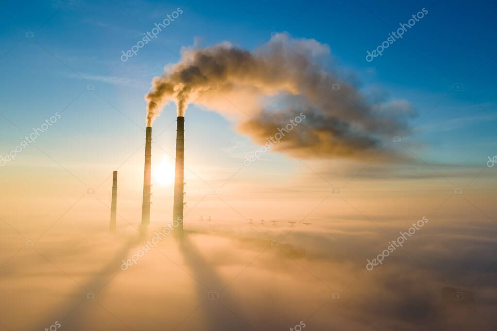 Vista aérea de las altas tuberías de las centrales eléctricas de carbón ...
