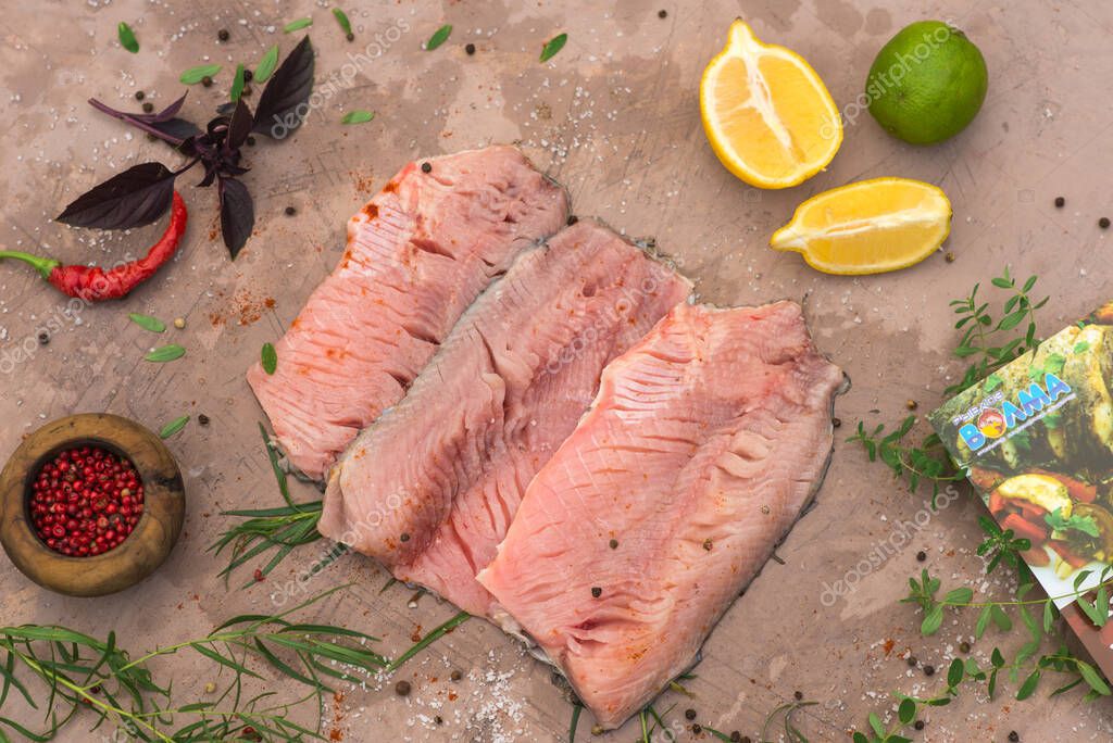 Filete de filete de carpa en la mesa de la cocina, proceso de cocción 2023