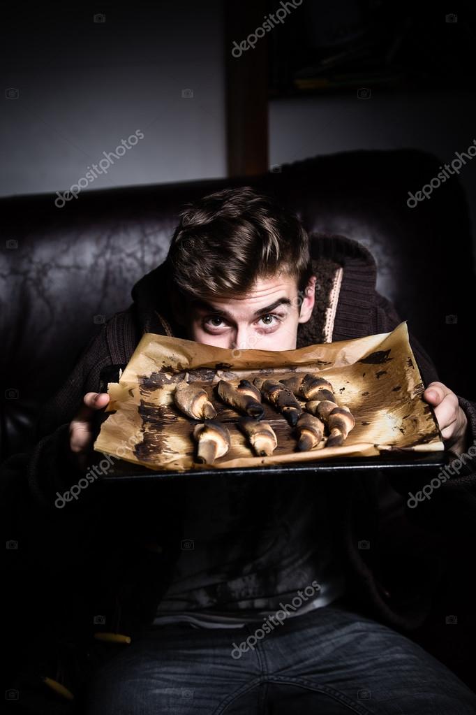 Young inexperienced home cook man in panic with stress and panic face ...