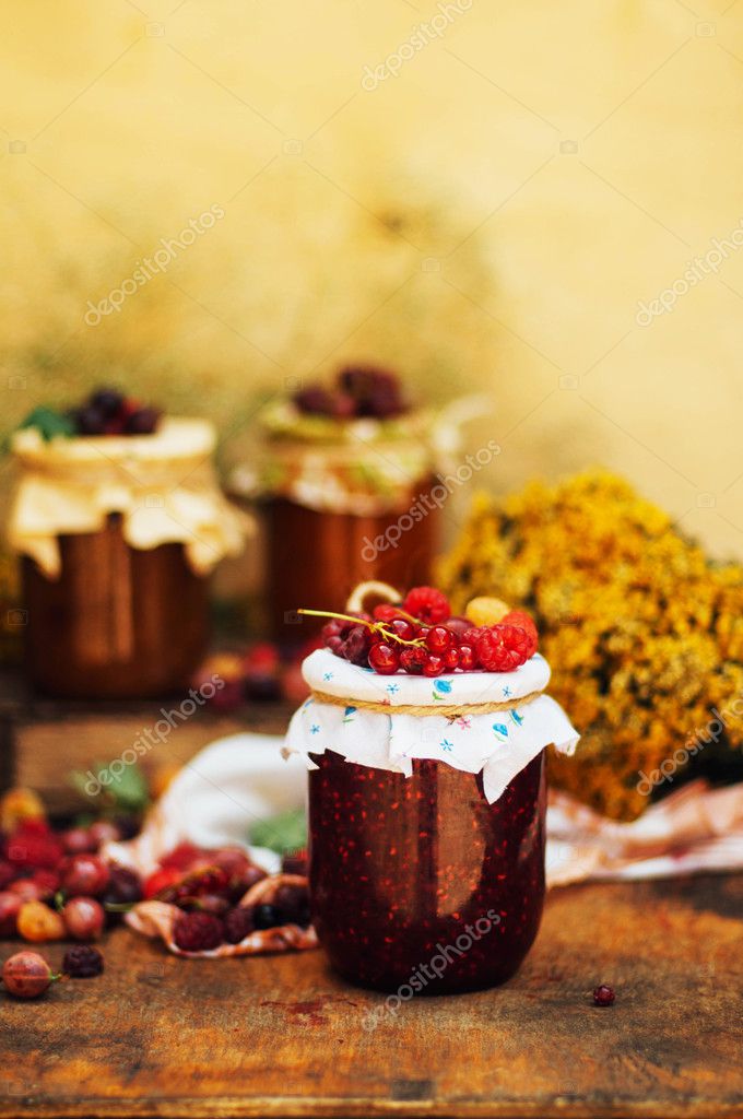 Fosas de fresa caseras. postre hecho de mosto y harina colocada dentro ...