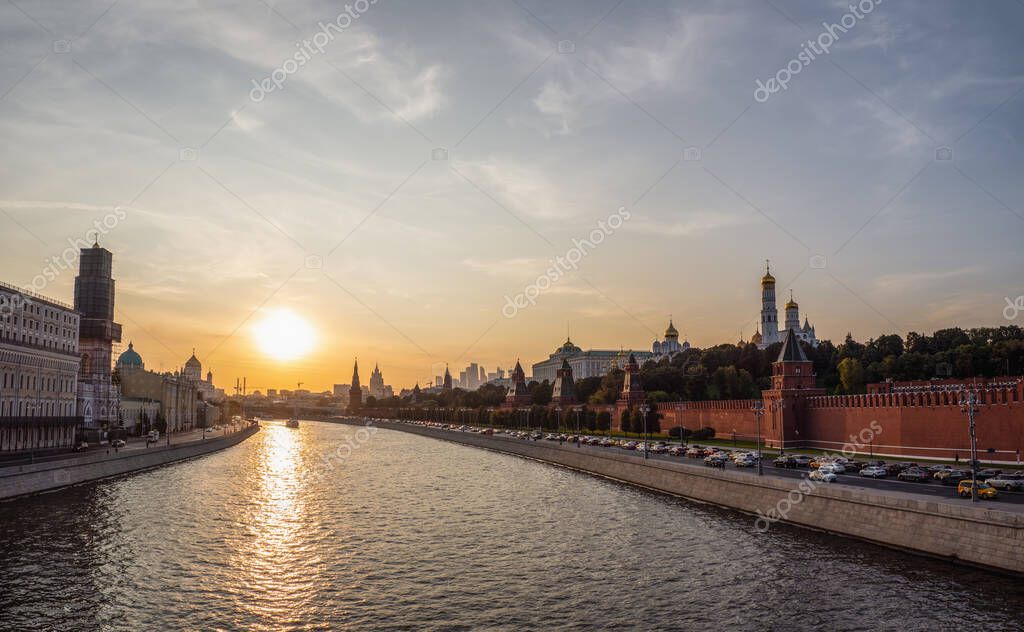 Hermosa vista nocturna del río Moscú y del complejo arquitectónico del ...