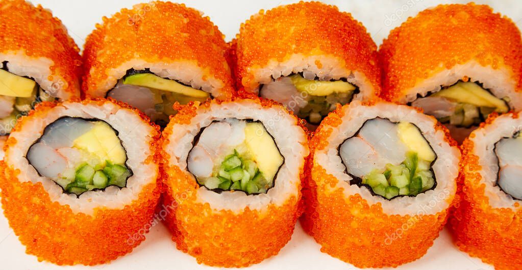 Rollo de sushi rollo de California sobre un fondo blanco, ingredientes ...