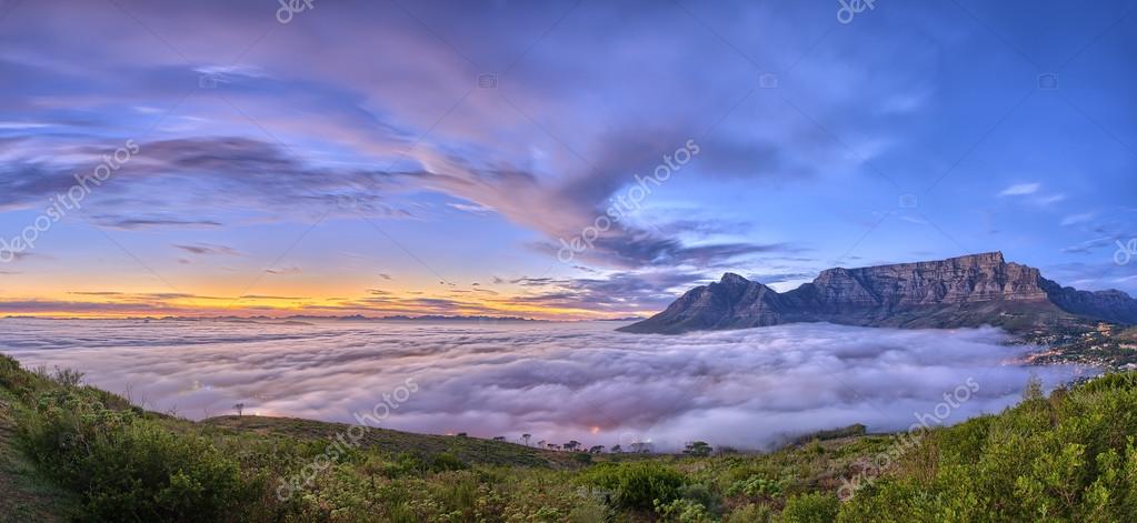 Cape Town clouds rolling over the city centre at sunrise — Stock Photo ...