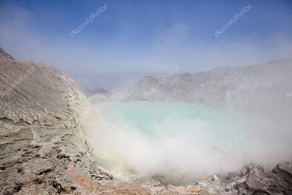 Lago en un cráter Volcán Ijen, Java, Indonesia. Lago en el cráter de un ...
