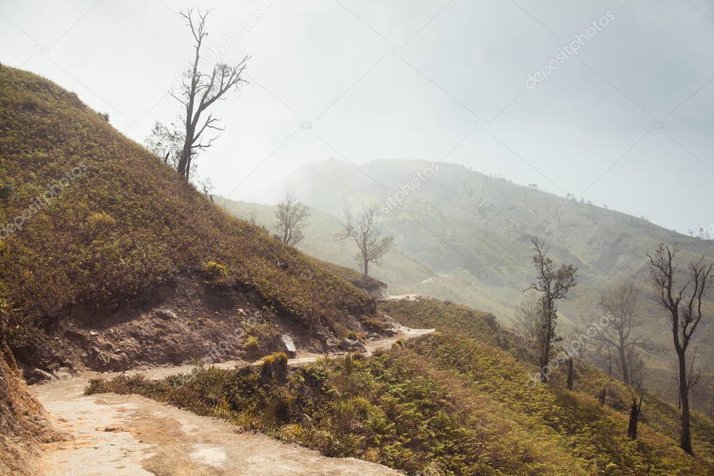 El sendero de la montaña está envuelto en gas volcánico. Montañas en la ...