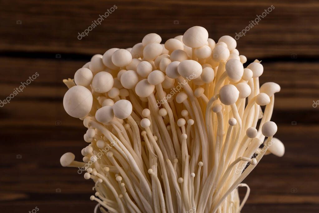 Hongos Enoki frescos sobre fondo negro con enfoque seleccionado.Enoki ...