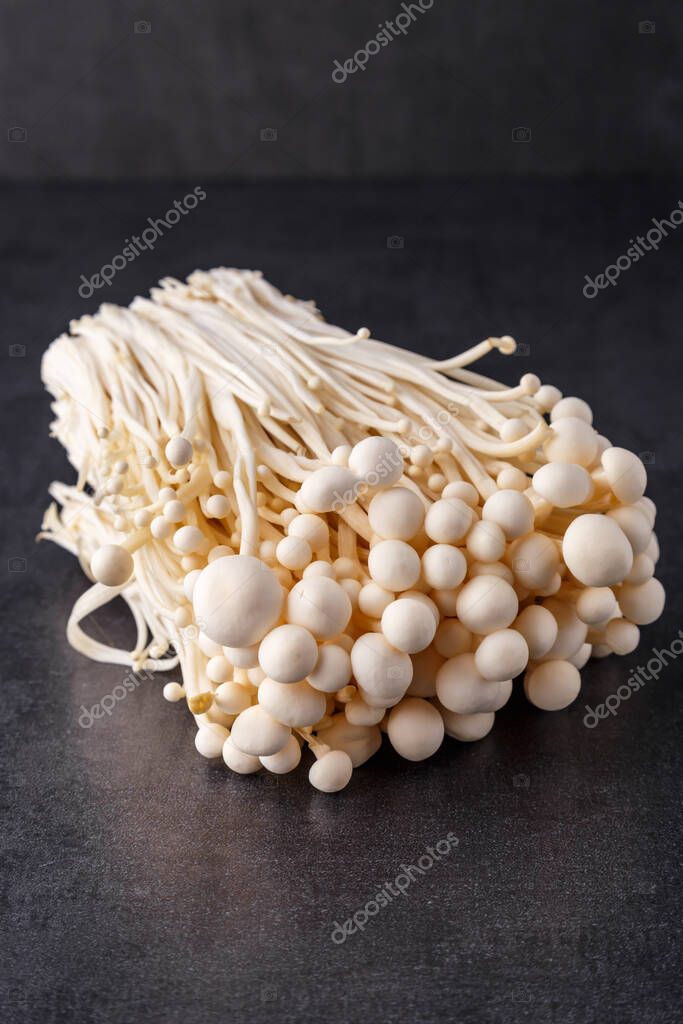 Hongos Enoki frescos sobre fondo negro con enfoque seleccionado.Enoki ...