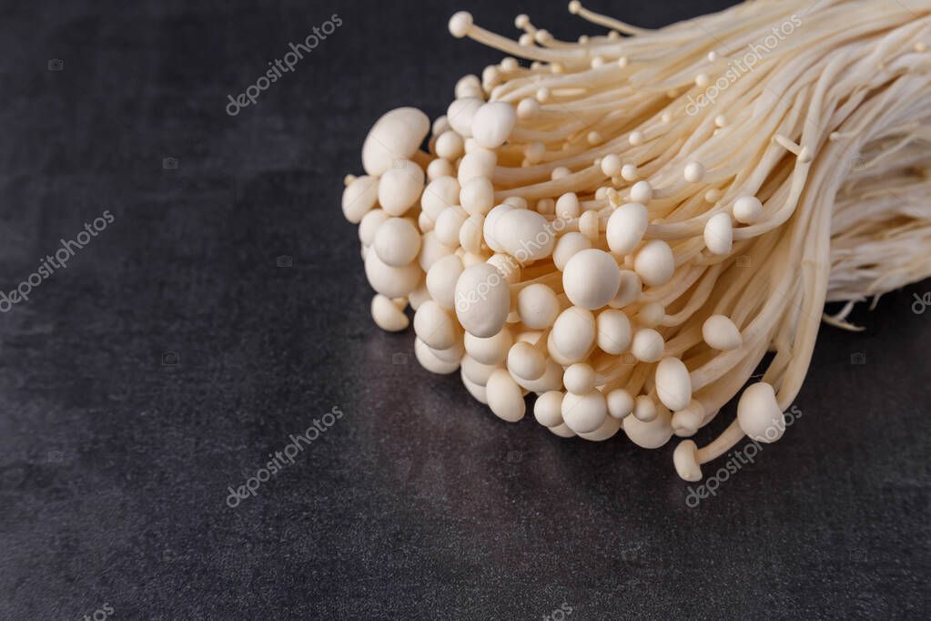 Hongos Enoki frescos sobre fondo negro con enfoque seleccionado.Enoki ...