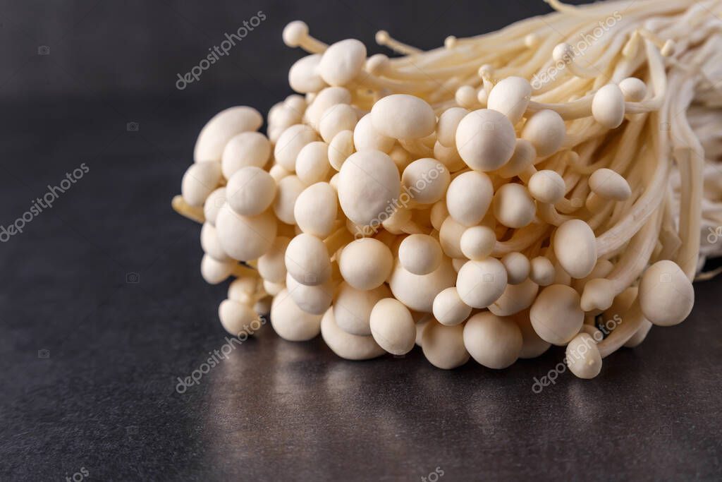 Hongos Enoki frescos sobre fondo negro con enfoque seleccionado.Enoki ...
