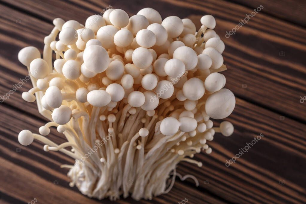 Hongos Enoki, grupo de hongos aguja dorada de aguja dorada.Enoki ...