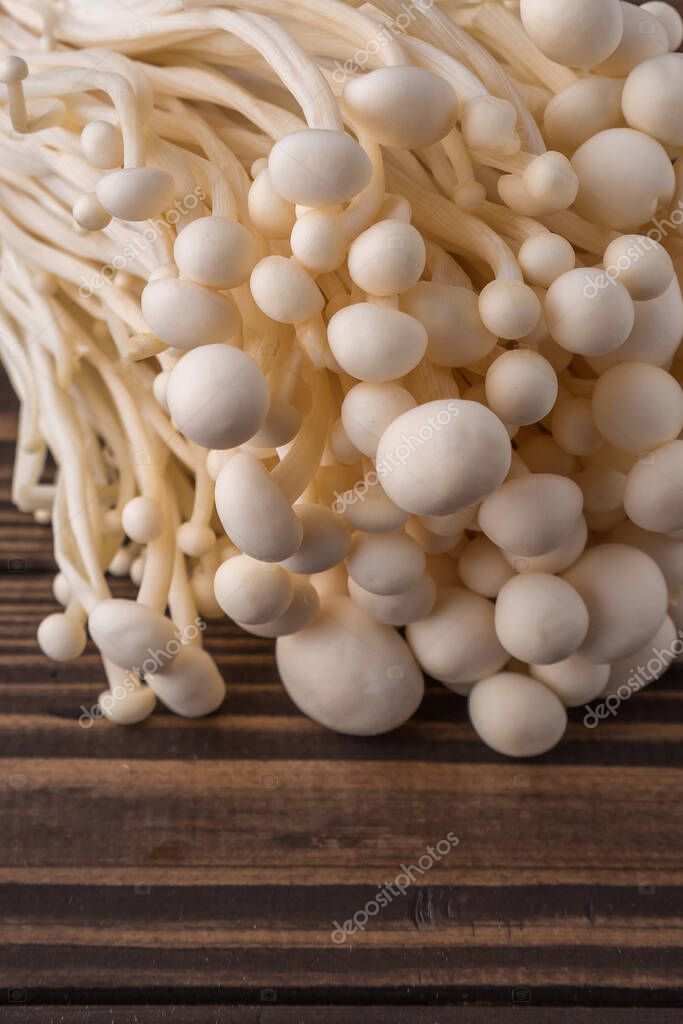 Hongos Enoki, grupo de hongos aguja dorada de aguja dorada.Enoki, tambi ...
