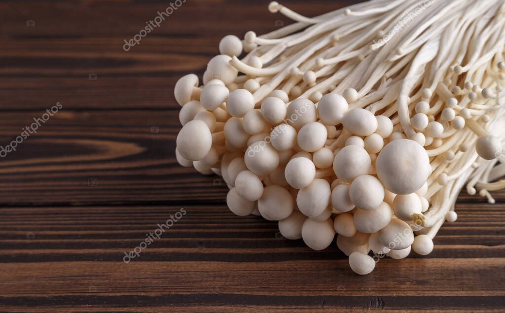 Hongos Enoki, grupo de hongos aguja dorada de aguja dorada.Enoki ...