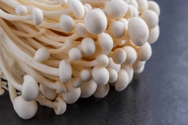 Hongos Enoki frescos sobre fondo negro con enfoque seleccionado.Enoki ...