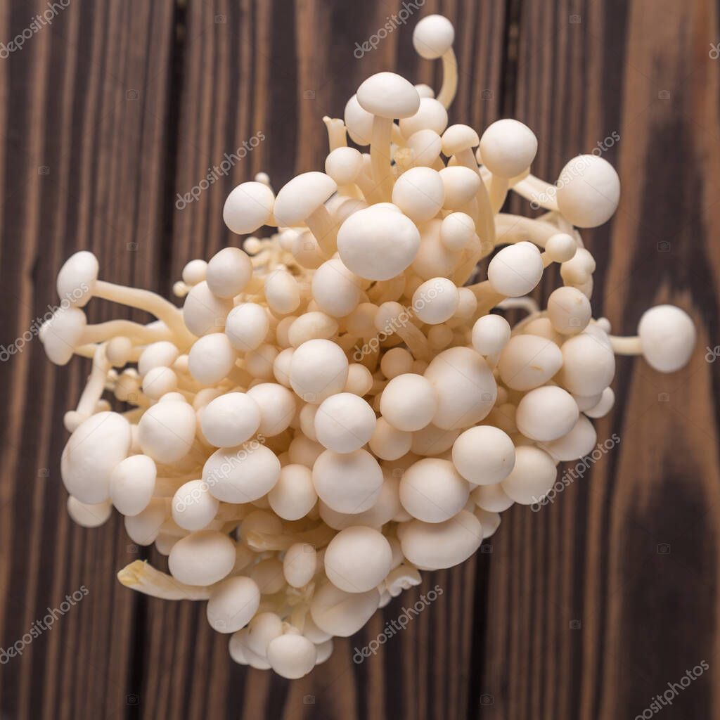 Hongos Enoki frescos con foco seleccionado.Enoki, también conocido como ...