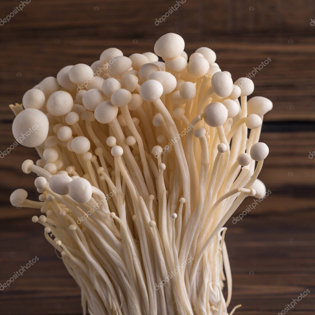 Hongos Enoki frescos con foco seleccionado.Enoki, también conocido como ...