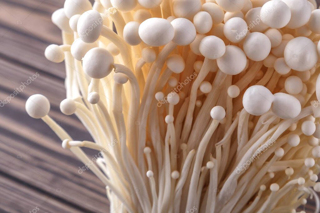 Hongos Enoki frescos con foco seleccionado.Enoki, también conocido como ...