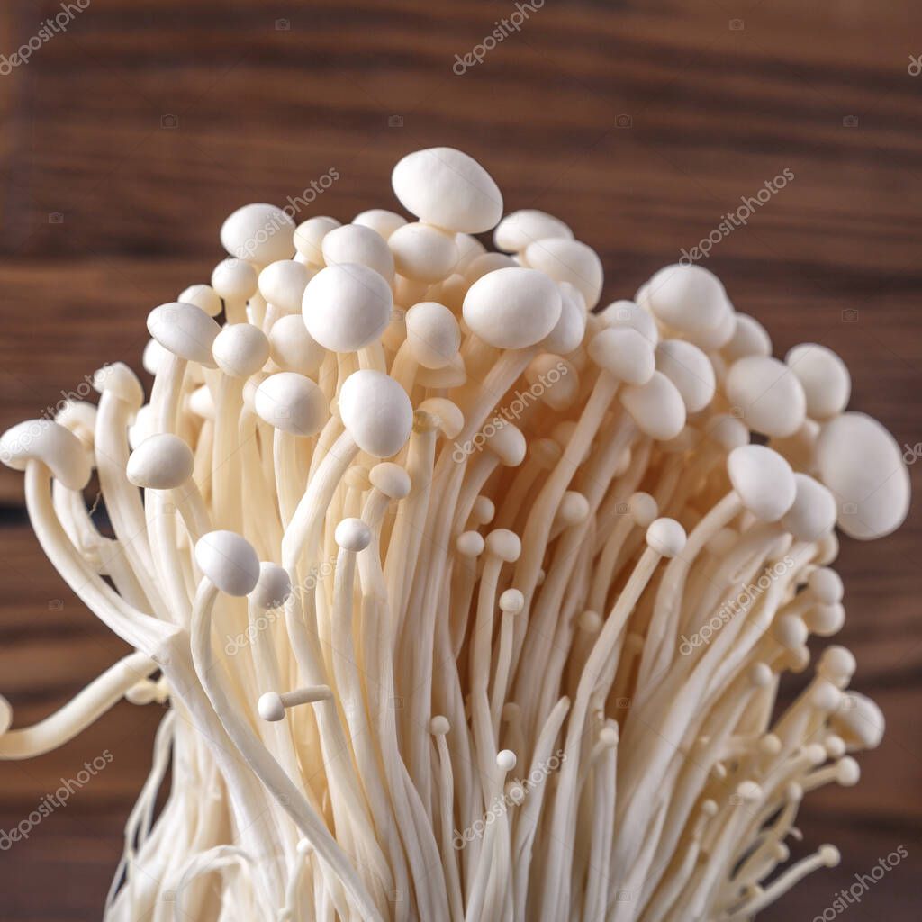 Hongos Enoki frescos con foco seleccionado.Enoki, también conocido como ...