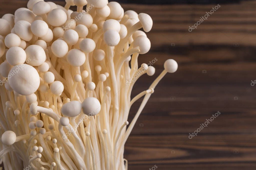 Hongos Enoki frescos con foco seleccionado.Enoki, también conocido como ...