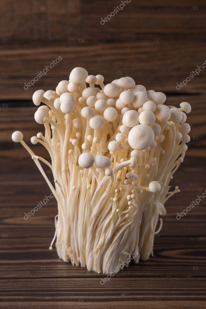 Hongos Enoki frescos con foco seleccionado.Enoki, también conocido como ...