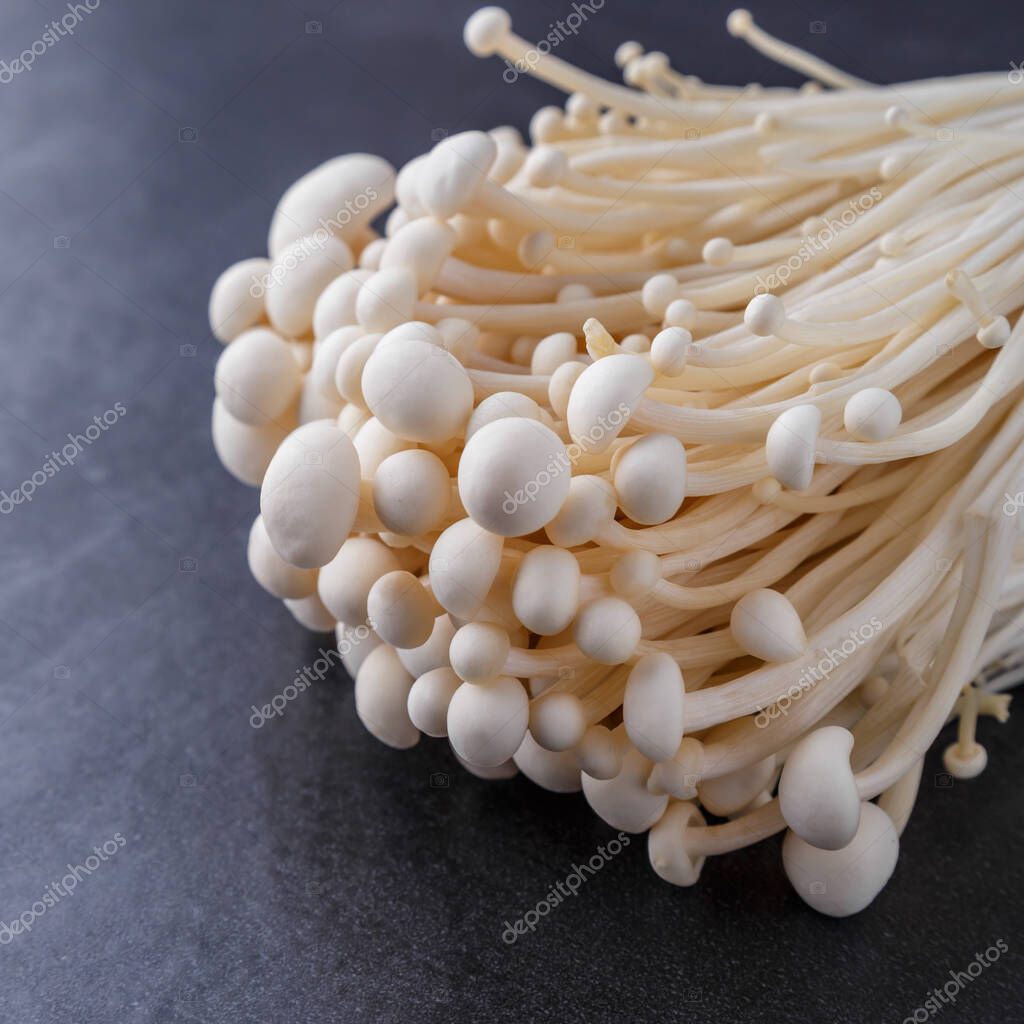 Hongos Enoki frescos sobre fondo negro con enfoque seleccionado.Enoki ...