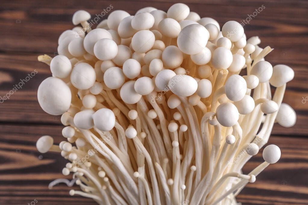 Hongos Enoki frescos con foco seleccionado.Enoki, también conocido como ...