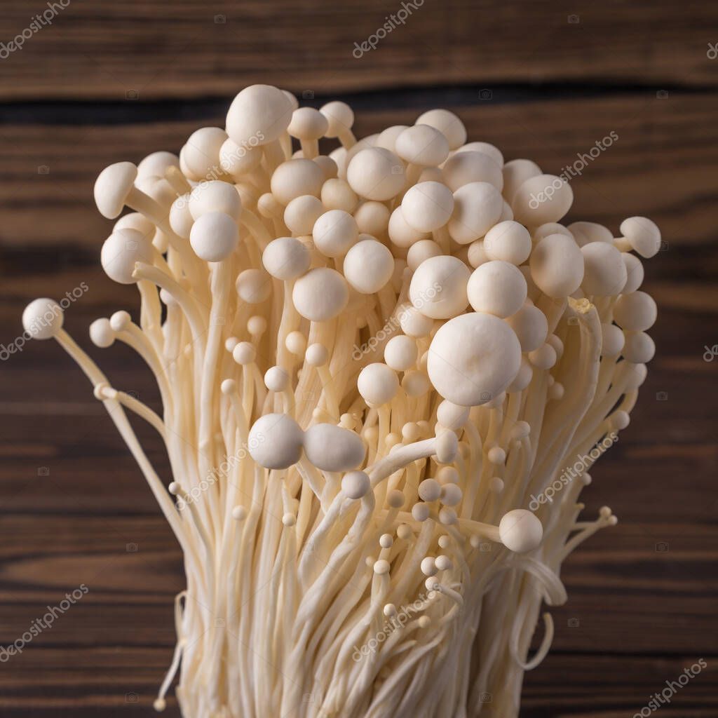 Hongos Enoki frescos con foco seleccionado.Enoki, también conocido como ...