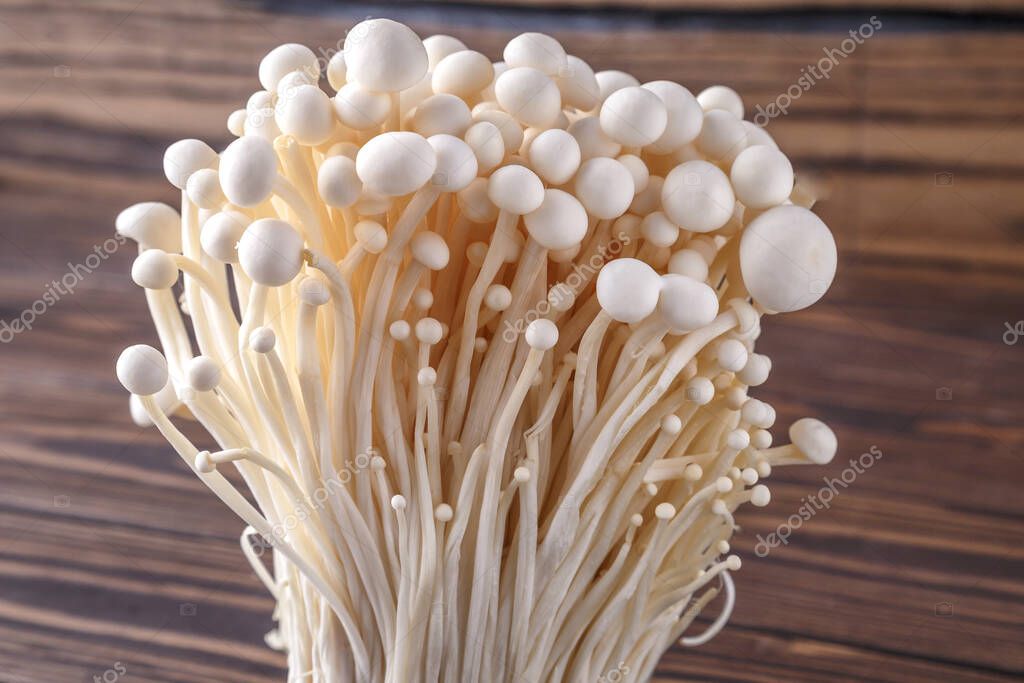 Hongos Enoki frescos con foco seleccionado.Enoki, también conocido como ...
