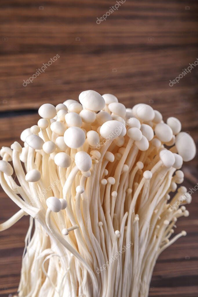 Hongos Enoki frescos con foco seleccionado.Enoki, también conocido como caña de terciopelo, es ...
