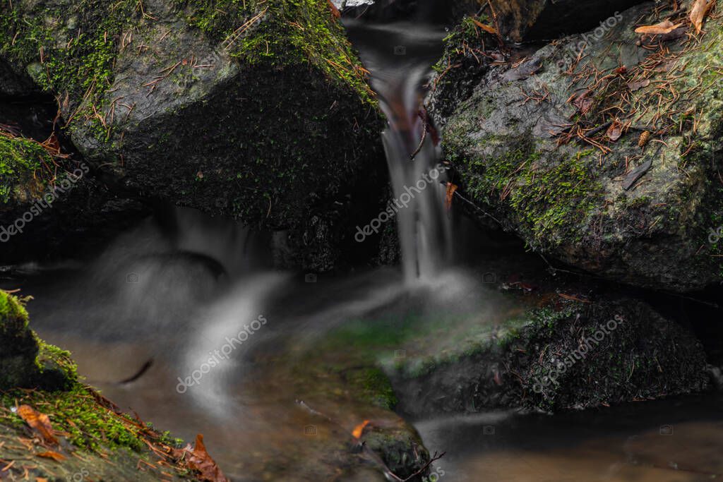 Peque o arroyo cerca de Zlata Koruna pueblo con piedra de musgo verde en invierno d a fr o en el ...