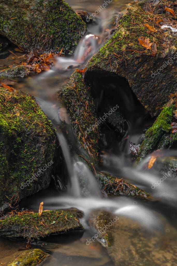 Peque o arroyo cerca de Zlata Koruna pueblo con piedra de musgo verde en invierno d a fr o en el ...